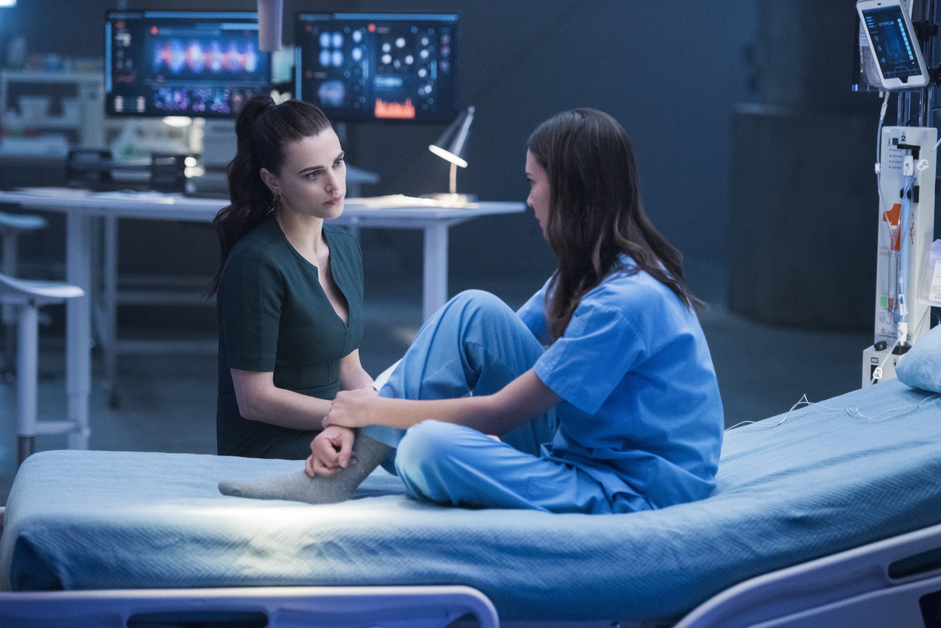 Supergirl Lena Luthor Helps Reign In New Photos From Season 3 Episode 16 Of Two Minds